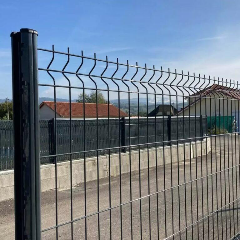 Grillages souples VS rigides : comment choisir la clôture idéale